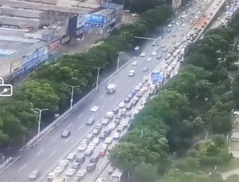 今天上班迟到原因查清了！渣土车凌晨闯祸，给长沙添堵5小时彭某某车道二环