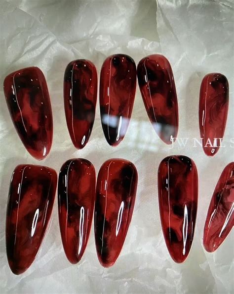 красные ногти