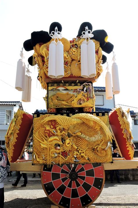 鶴亀すけ on Twitter 西条祭り 喜多濱御輿の高欄幕と上水引幕の縁に雨龍の刺繍がしてました ちなみに雨龍の刺繍は江戸時代の