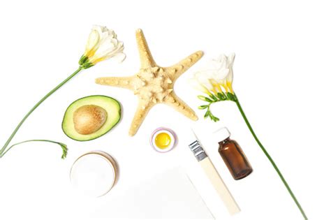 아보카도 스킨 케어 얼굴 에센스 오일 브러시 꽃과 흰색 배경에 수건과 뷰티 Diy 스파 사우나 개념 천연 화장품 에센셜 오일에 대한 스톡 사진 및 기타 이미지 Istock