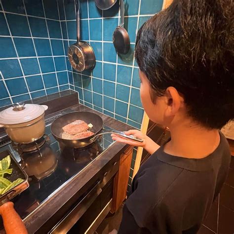 クリス智子さんのインスタグラム写真 クリス智子instagram「昨夜は、月曜日からがっつり、 ステーキandガーリックライス🧄 息子