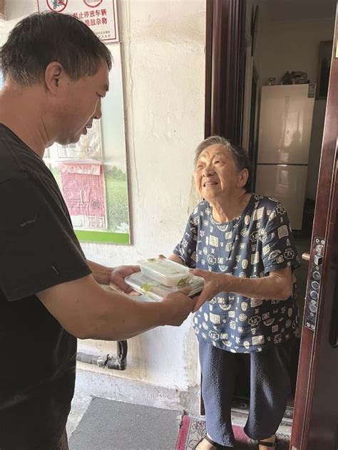 从满足15分钟便民生活圈就餐需求，到“车轮食堂”“助餐点”送餐“零距离”抵达饭桌 临汾路街道老年助餐服务既“暖胃”又“暖心”专版