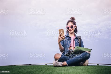 여 자가 웃 고 하루 고 사진 Selfie 스마트폰 푸른 잔디에 앉아 점프에 대한 스톡 사진 및 기타 이미지 점프 휴대전화 휴대용 통신 기기 Istock