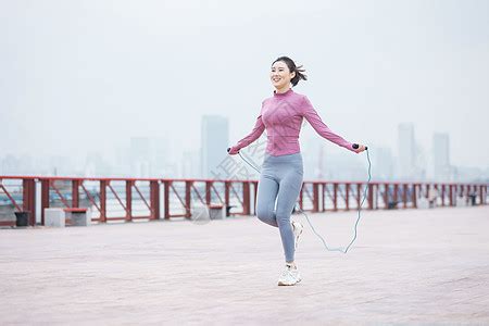 踢毽子的女性高清图片下载 正版图片501707469 摄图网