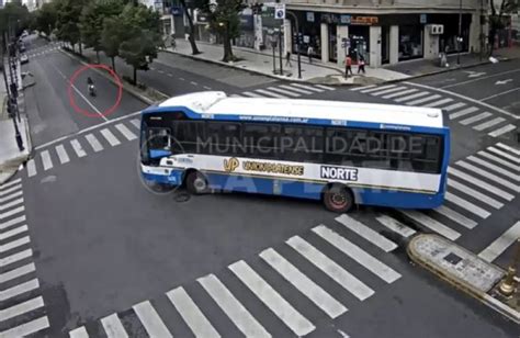 VIDEO Un motociclista murió al impactar contra un colectivo en el