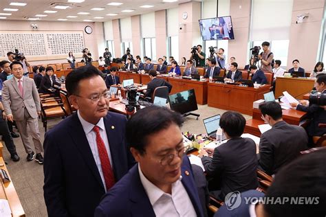 퇴장하는 여당 법사위원들 연합뉴스