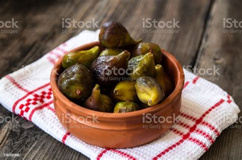 오래된 나무 테이블에 점토 그릇에 신선한 유기농 원시 무화과 0명에 대한 스톡 사진 및 기타 이미지 0명 개체 그룹 건강