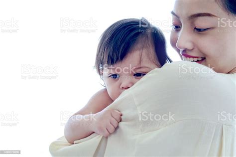 하얀 바탕에 어머니 어깨에 행복한 미소를 짓고 있는 아기 작고 귀여운 딸 아이를 안고 껴안고 있는 엄마 부모를 껴안고 있는 어린