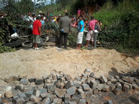Camacan Moradores Interditam Rodovia E Protestam Contra Prefeita