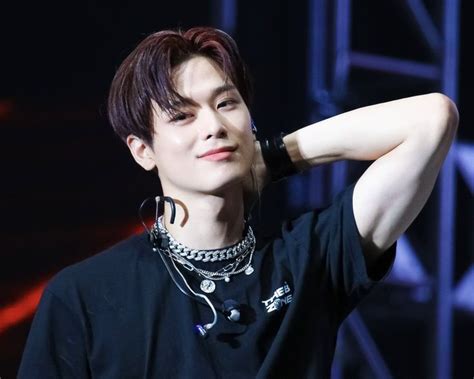 Pin By 🍒 𝙑𝙚𝙚 🍒 On T H E ♡ B O Y Z Korean Men Twitter Kpop