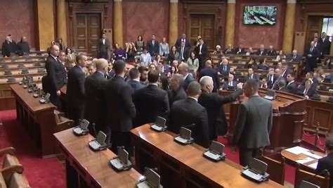 Plavi nova poslanička grupa u parlamentu Ko su ljudi u crnom koji