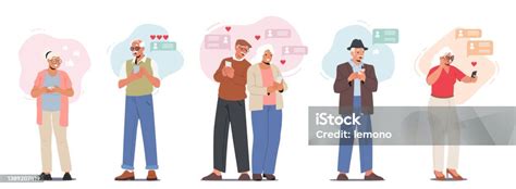 소셜 네트워크에서 노인 소통을 설정합니다 온라인 채팅 휴대 전화와 수석 남성과 여성 문자 노인에 대한 스톡 벡터 아트 및 기타 이미지 노인 전화 토론 Istock