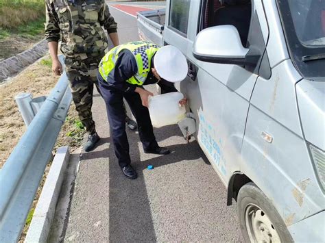货车没油抛锚高速，急！ 高速交警“雪中送炭”，暖！澎湃号·政务澎湃新闻 The Paper