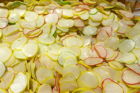 다채로운 원시 크래커 인도네시아 크래커 Kerupuk Bawang 새우 또는 생선과 같은 향료 성분과 혼합 된 타피오카 가루로