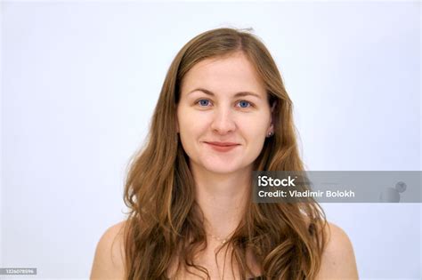 초상화 아름다운 행복한 백인 여성의 미소는 느슨한 머리와 파란색 스웨터에 흰색 배경에 서있다 여자는 감정을 보여줍니다 인물 사진에 대한 스톡 사진 및 기타 이미지 Istock