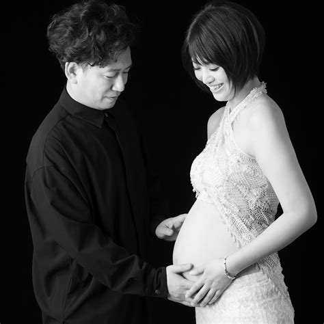 モノクロームで撮る夫婦のマタニティフォト マタニティフォト東京・スタジオモーツァルト