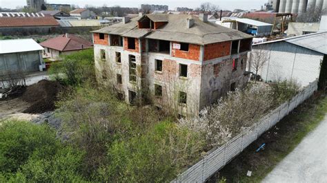 Продава се 3-етажна тухлена сграда гр. Каварна • OLX.bg