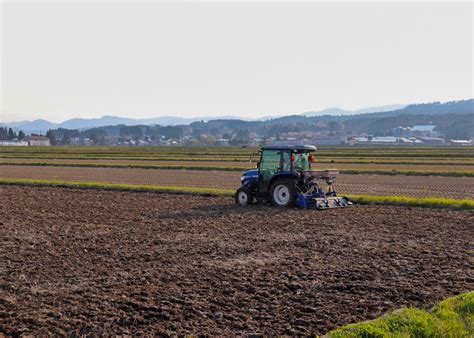 田植え前の田起こし めしゆたかファーム Meshiyutaka Farm
