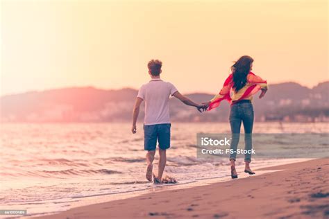사랑에 행복 한 젊은 낭만적인 커플 재 밌 게 아름 다운 여름 날에 아름 다운 해변에서 걷기에 대한 스톡 사진 및 기타 이미지