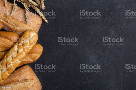어두운 배경에 빵의 다른 종류의 배경입니다 왼쪽 가장자리 갈색에 대한 스톡 사진 및 기타 이미지 갈색 개체 그룹 건강한