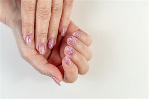 세련 된 유행 여성 매니큐어 여성의 손 관리 손과 스파 휴식 반짝이는 분홍색 매니큐어로 매니큐어 프랑스 매니큐어를 가진 여성의 손 귀여운에 대한 스톡 사진 및 기타 이미지