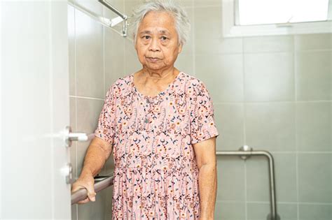 아시아 노인 또는 노인 노부인 여성 환자는 요양 병원 건강한 강력한 의료 개념에서 화장실 욕실 핸들 보안을 사용합니다 80 89