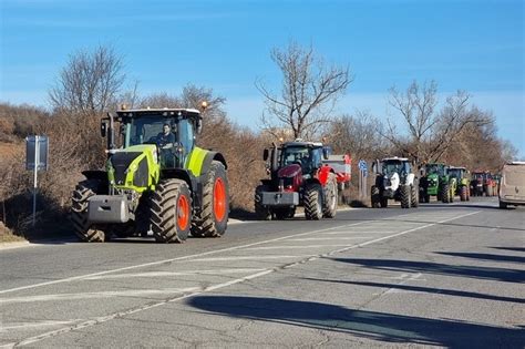 Земеделците от Монтанско няма да блокират пътища днес но остават в стачна готовност
