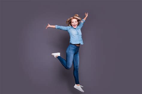 전체 길이 몸 크기 보기 그녀의 그녀의 좋은 귀여운 매력적인 사랑 스러운 매력적인 부주의 쾌활 한 명랑 낙관적 물결 머리 레이디 재미 회색 보라색 바이올렛 파스텔 배경 위에