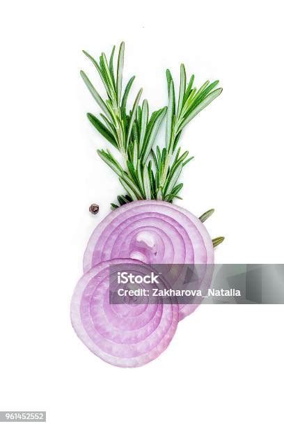 바 질 잎 향신료와 허브 흰색 배경에 고립 된 신선한 빨간 토마토 닫습니다 음식 재료 보기 N 상위 0명에 대한 스톡 사진 및