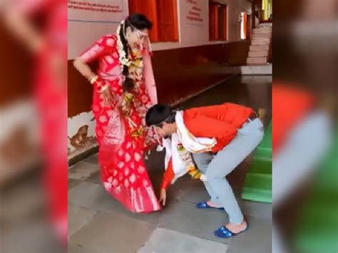 Viral Video शादी के बाद दूल्हा छूने लगा दुल्हन के पैर फिर पत्नी ने की