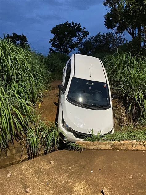 Carro cai dentro de vala em rua sem sinalização no distrito de