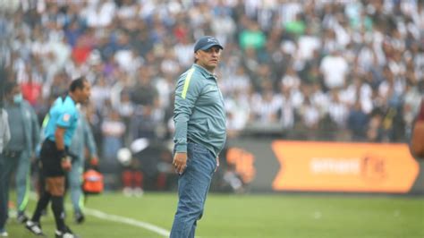 Peter Arévalo Criticó El Replanteo De Carlos Bustos En Alianza Lima Vs