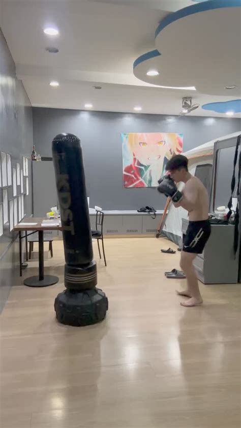 練習拳擊四個月了 真的是越打越好玩 還是很菜 拳擊真的是一門藝術na 想請問廣大的脆友 大概都練習多久才去打比賽