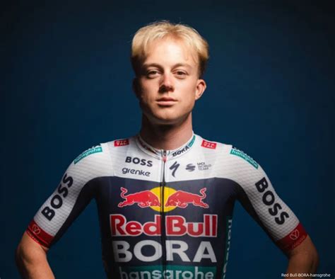 🎥 Bizar Auto Rijdt Parcours Ster Van Bessèges Op En Veroorzaakt Crash Van Gils Stapt Met