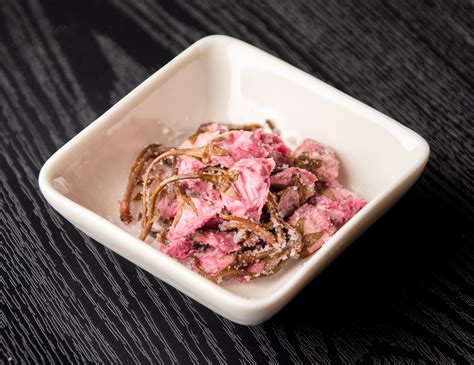 一足早い春の香り桜せんべいを販売開始いたしました いづみや製菓