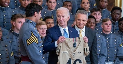 Biden Celebra Con Los Army Black Knights El Trofeo Militar De Fútbol Americano Infobae