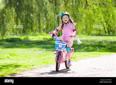 Mädchen Fahrrad Fahren Ohne Helm Fotos Und Bildmaterial In Hoher