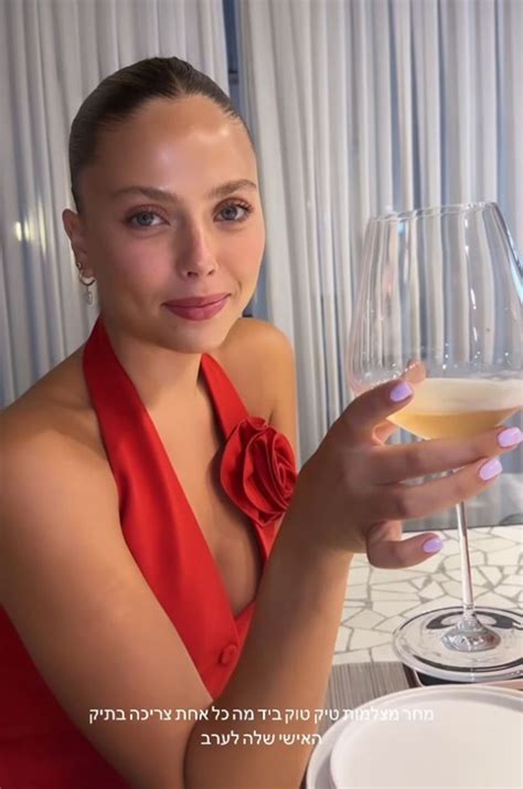 הכי סטייל שיש אתי קובו בגינס גופייה וסנדלים וזה מושלם Fashion Forward אופנה