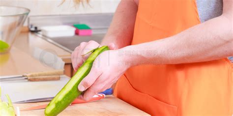 厨房高清图片 健康饮食、素食、烹饪、节食和人的概念。一对恩爱的年轻夫妇在厨房里准备新鲜蔬菜沙拉剥黄瓜 人像图片免费下载 格式 3400像素 编号41426795 千图网