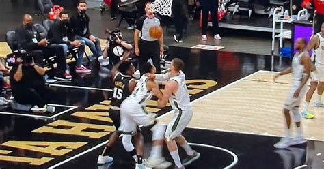 Antetokounmpo Sufrió Una Impactante Lesión En La Dura Derrota De Los