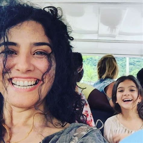 Letícia Sabatella mostra janelinha em sorriso no Instagram Glamour