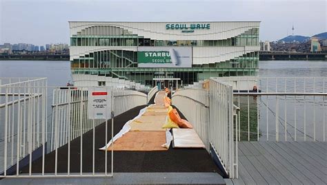 서울은지금 8~9월에 한강 웨이브아트센터 자리에 약 90평 규모 선상카페 스타벅스 ☕️ 오픈