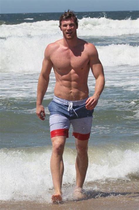 Derek Theler A Hunk Of A Man Derek Theler Homens Homens Bonitos