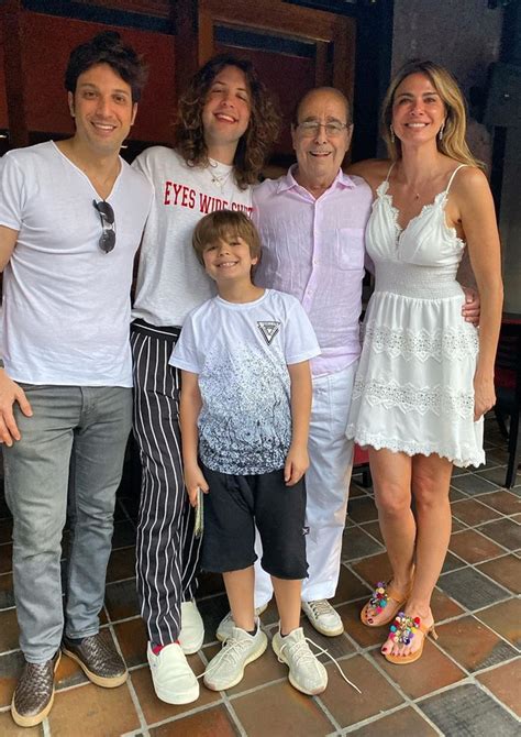 Luciana Gimenez posa o pai o irmão e os filhos foto raríssima