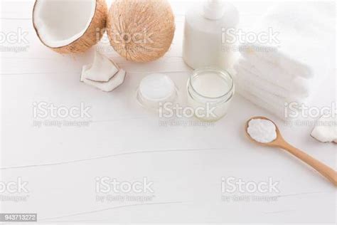화이트 나무에 만든 코코넛 제품 테이블 상단 보기에서 배경 공간과 배경에 대 한 좋은입니다 각질제거에 대한 스톡 사진 및 기타