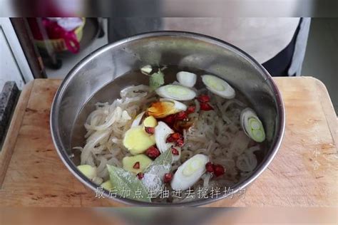 做猪皮冻记住不要直接熬诀窍告诉你皮冻劲道Q弹不臭不腥