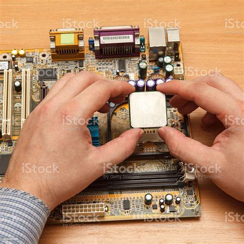 수리공 삽입 cpu 소켓에 마더보드의 닫기 cpu에 대한 스톡 사진 및 기타 이미지 cpu 기술자 남자 istock