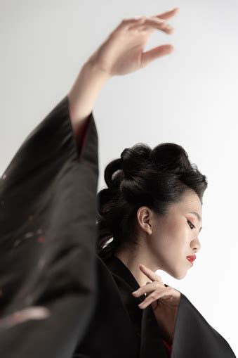 하얀 스튜디오 배경에 고립 된 포즈를 취하는 젊은 아름다운 일본인 국가 복장 기모노 여성의 초상화 20 24세에 대한 스톡 사진
