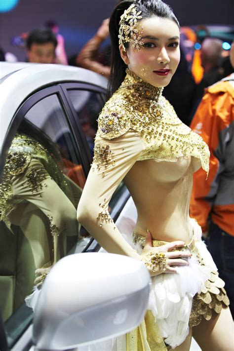 龔玥菲披爆乳黃金甲 現身上海車展露南半球 Ettoday星光雲 Ettoday新聞雲