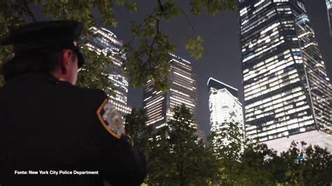 Torri Gemelle Lomaggio Della Polizia Di New York Alle Vittime